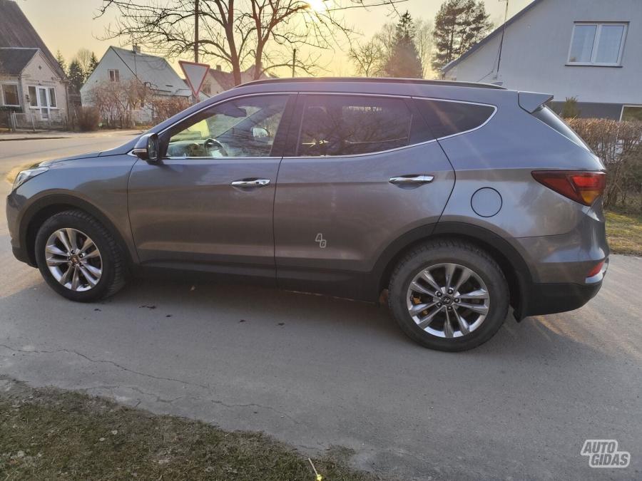 Grey Hyundai Santa Fe 2016 in Pasvalys, with an engine capacity of 2.20 L and mileage of 300 thousand km for 13200 €, photo 6 on AUTOMOTO.COM.LV
