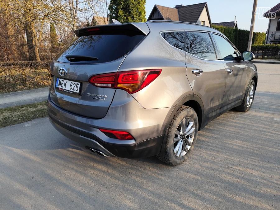 Grey Hyundai Santa Fe 2016 in Pasvalys, with an engine capacity of 2.20 L and mileage of 300 thousand km for 13200 €, photo 8 on AUTOMOTO.COM.LV