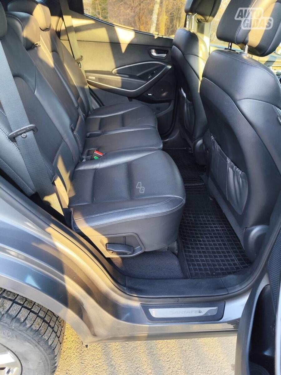 Grey Hyundai Santa Fe 2016 in Pasvalys, with an engine capacity of 2.20 L and mileage of 300 thousand km for 13200 €, photo 23 on AUTOMOTO.COM.LV