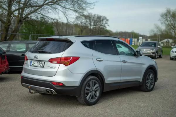 Pelēks Hyundai Santa Fe 2016 Liepāja, ar dzinēja tilpumu 2.20 L un nobraukumu 128 tūkst. km par 14950 €, foto 4 vietnē AUTOMOTO.COM.LV