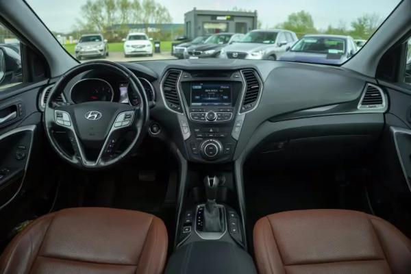 Pelēks Hyundai Santa Fe 2016 Liepāja, ar dzinēja tilpumu 2.20 L un nobraukumu 128 tūkst. km par 14950 €, foto 7 vietnē AUTOMOTO.COM.LV