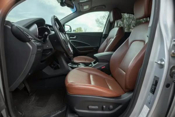 Pelēks Hyundai Santa Fe 2016 Liepāja, ar dzinēja tilpumu 2.20 L un nobraukumu 128 tūkst. km par 14950 €, foto 8 vietnē AUTOMOTO.COM.LV