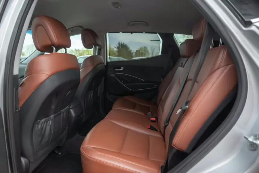 Pelēks Hyundai Santa Fe 2016 Liepāja, ar dzinēja tilpumu 2.20 L un nobraukumu 128 tūkst. km par 14950 €, foto 10 vietnē AUTOMOTO.COM.LV