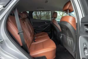 Pelēks Hyundai Santa Fe 2016 Liepāja, ar dzinēja tilpumu 2.20 L un nobraukumu 128 tūkst. km par 14950 €, foto 12 vietnē AUTOMOTO.COM.LV