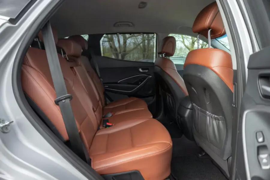 Pelēks Hyundai Santa Fe 2016 Liepāja, ar dzinēja tilpumu 2.20 L un nobraukumu 128 tūkst. km par 14950 €, foto 12 vietnē AUTOMOTO.COM.LV