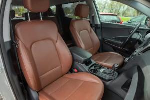 Pelēks Hyundai Santa Fe 2016 Liepāja, ar dzinēja tilpumu 2.20 L un nobraukumu 128 tūkst. km par 14950 €, foto 13 vietnē AUTOMOTO.COM.LV
