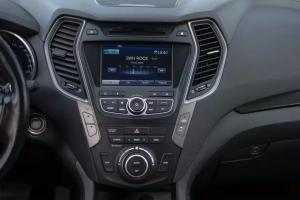 Pelēks Hyundai Santa Fe 2016 Liepāja, ar dzinēja tilpumu 2.20 L un nobraukumu 128 tūkst. km par 14950 €, foto 16 vietnē AUTOMOTO.COM.LV