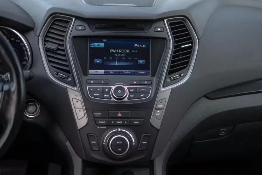 Pelēks Hyundai Santa Fe 2016 Liepāja, ar dzinēja tilpumu 2.20 L un nobraukumu 128 tūkst. km par 14950 €, foto 16 vietnē AUTOMOTO.COM.LV