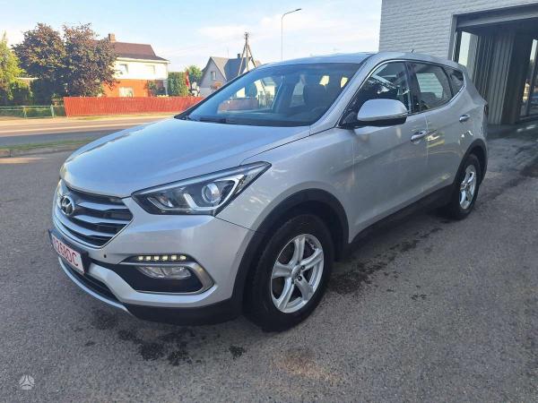 Grey Hyundai Santa Fe 2016 in Marijampole, with an engine capacity of 2.00 L and mileage of 197 thousand km for 8800 €, photo 1 on AUTOMOTO.COM.LV