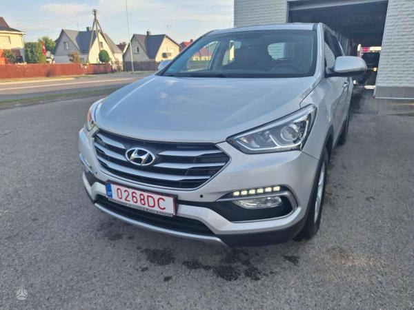 Grey Hyundai Santa Fe 2016 in Marijampole, with an engine capacity of 2.00 L and mileage of 197 thousand km for 8800 €, photo 2 on AUTOMOTO.COM.LV