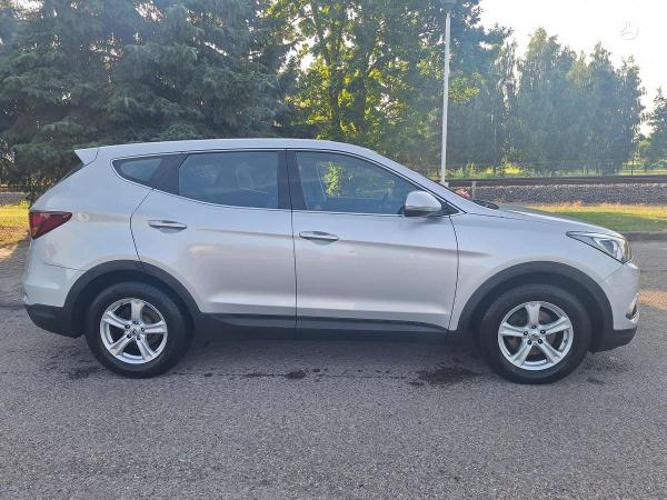 Grey Hyundai Santa Fe 2016 in Marijampole, with an engine capacity of 2.00 L and mileage of 197 thousand km for 8800 €, photo 5 on AUTOMOTO.COM.LV