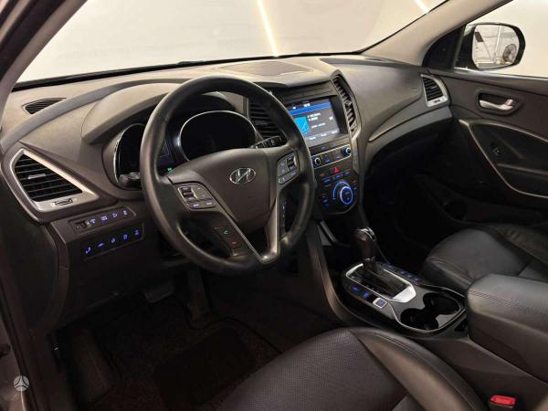 Grey Hyundai Santa Fe 2016 in Marijampole, with an engine capacity of 2.20 L and mileage of 173 thousand km for 13999 €, photo 3 on AUTOMOTO.COM.LV