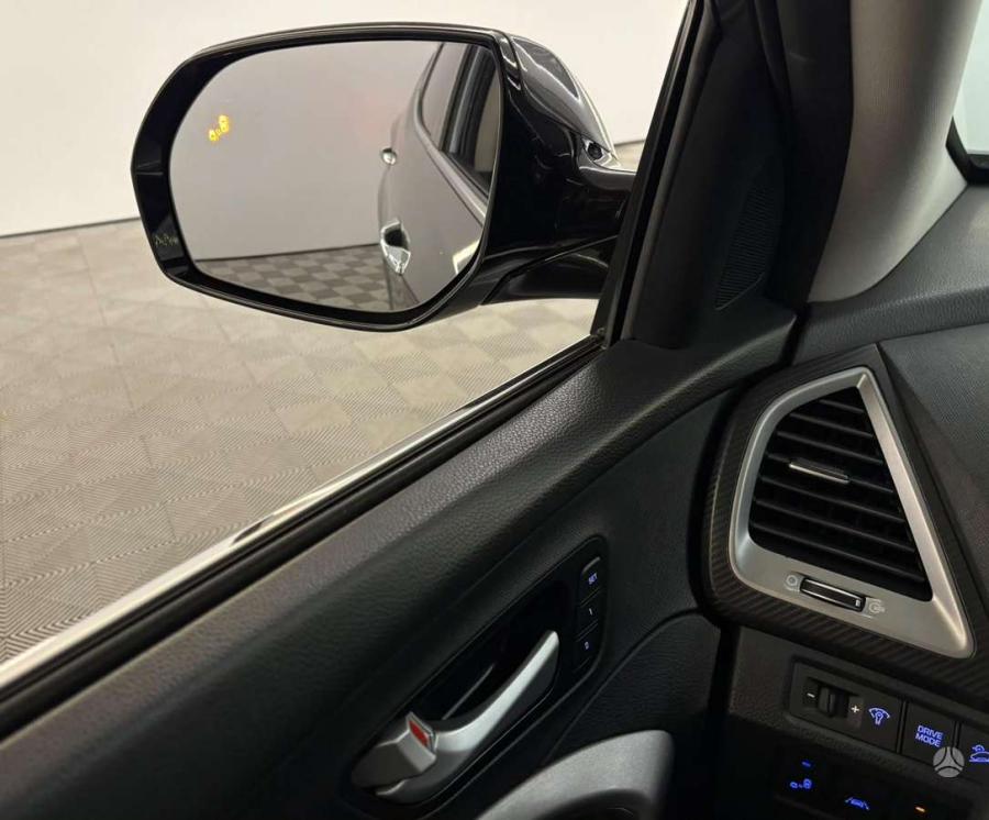 Grey Hyundai Santa Fe 2016 in Marijampole, with an engine capacity of 2.20 L and mileage of 173 thousand km for 13999 €, photo 5 on AUTOMOTO.COM.LV