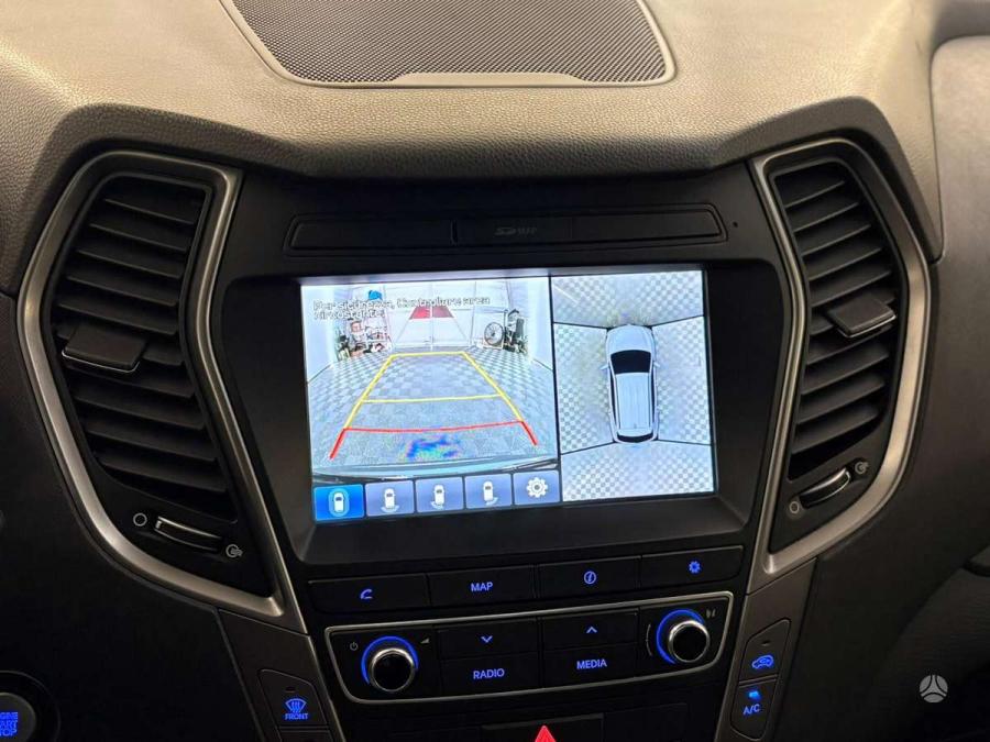 Grey Hyundai Santa Fe 2016 in Marijampole, with an engine capacity of 2.20 L and mileage of 173 thousand km for 13999 €, photo 6 on AUTOMOTO.COM.LV