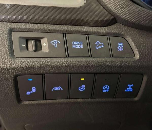 Grey Hyundai Santa Fe 2016 in Marijampole, with an engine capacity of 2.20 L and mileage of 173 thousand km for 13999 €, photo 7 on AUTOMOTO.COM.LV