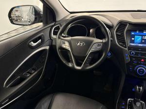 Grey Hyundai Santa Fe 2016 in Marijampole, with an engine capacity of 2.20 L and mileage of 173 thousand km for 13999 €, photo 10 on AUTOMOTO.COM.LV