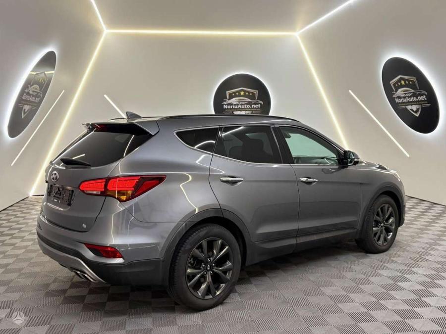 Grey Hyundai Santa Fe 2016 in Marijampole, with an engine capacity of 2.20 L and mileage of 173 thousand km for 13999 €, photo 13 on AUTOMOTO.COM.LV