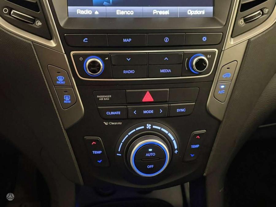 Grey Hyundai Santa Fe 2016 in Marijampole, with an engine capacity of 2.20 L and mileage of 173 thousand km for 13999 €, photo 17 on AUTOMOTO.COM.LV
