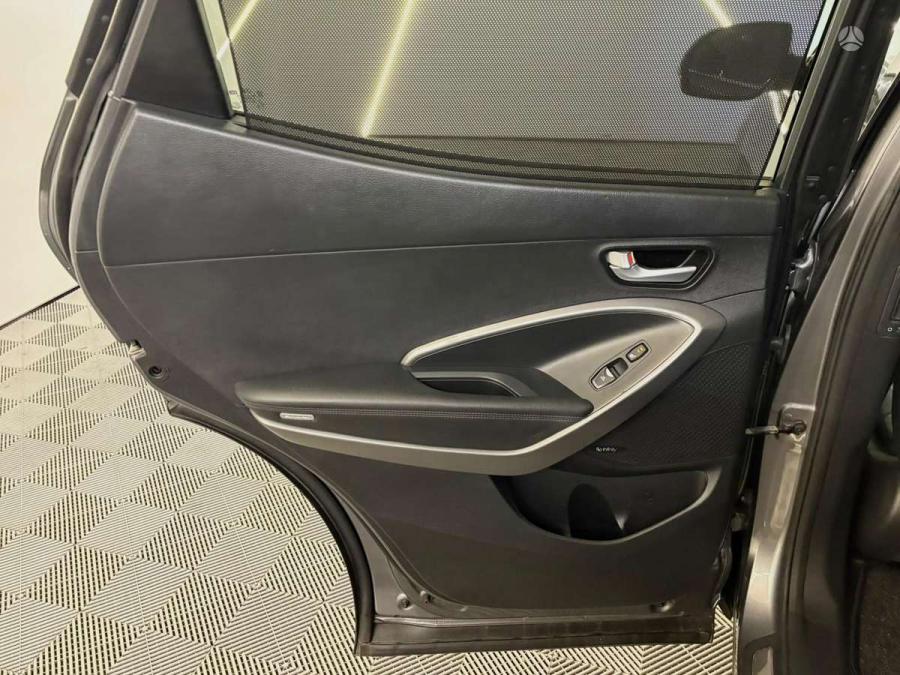 Grey Hyundai Santa Fe 2016 in Marijampole, with an engine capacity of 2.20 L and mileage of 173 thousand km for 13999 €, photo 24 on AUTOMOTO.COM.LV