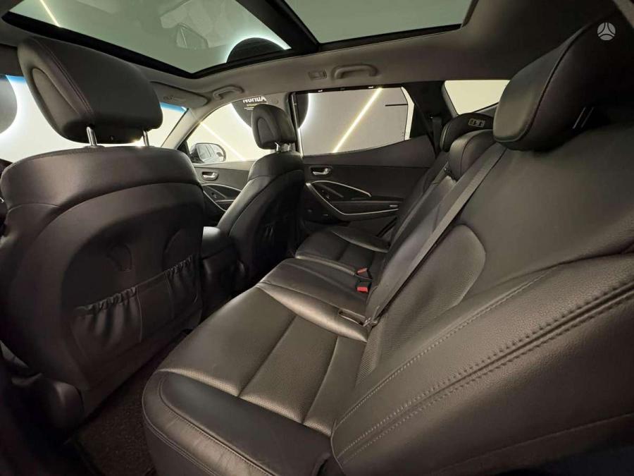 Grey Hyundai Santa Fe 2016 in Marijampole, with an engine capacity of 2.20 L and mileage of 173 thousand km for 13999 €, photo 25 on AUTOMOTO.COM.LV