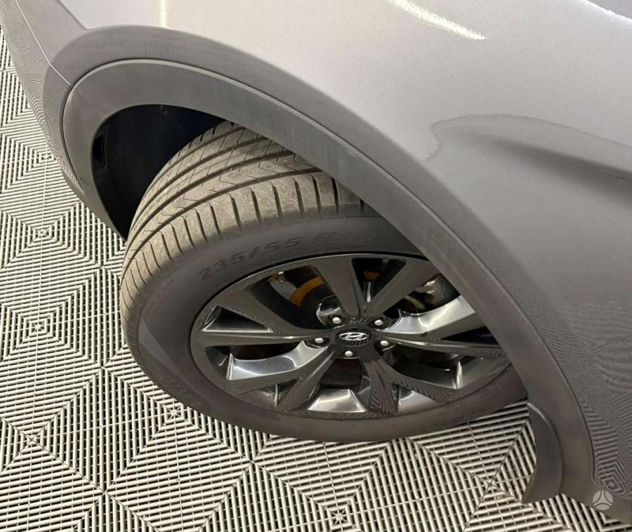 Grey Hyundai Santa Fe 2016 in Marijampole, with an engine capacity of 2.20 L and mileage of 173 thousand km for 13999 €, photo 26 on AUTOMOTO.COM.LV
