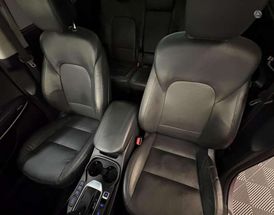 Grey Hyundai Santa Fe 2016 in Marijampole, with an engine capacity of 2.20 L and mileage of 173 thousand km for 13999 €, photo 28 on AUTOMOTO.COM.LV
