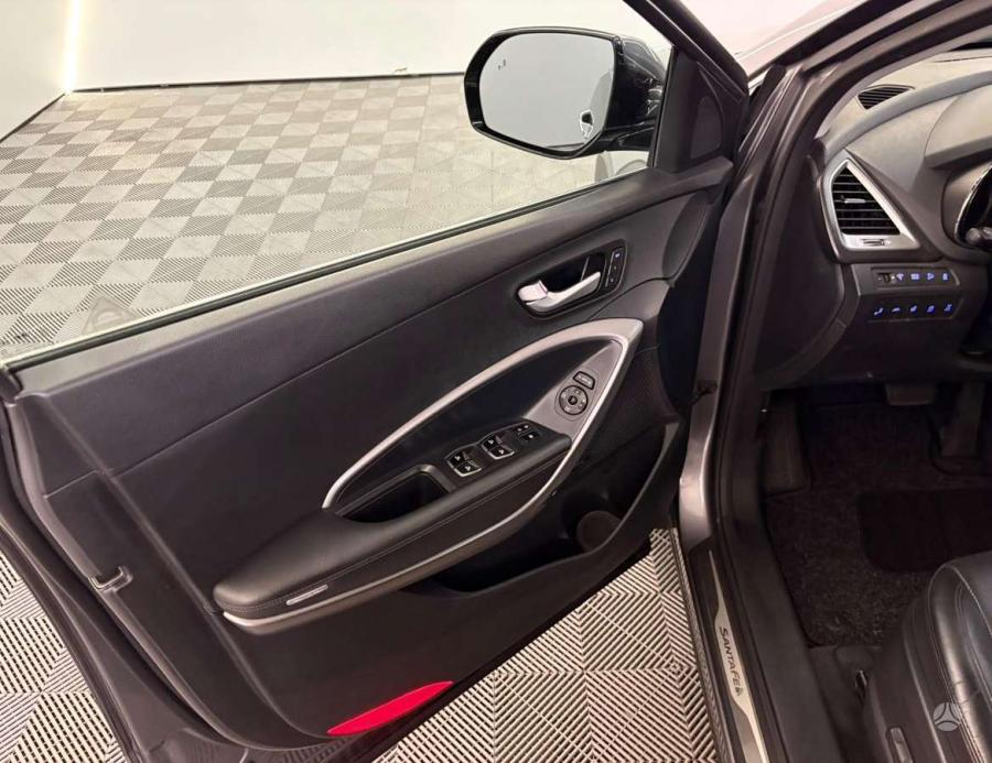 Grey Hyundai Santa Fe 2016 in Marijampole, with an engine capacity of 2.20 L and mileage of 173 thousand km for 13999 €, photo 29 on AUTOMOTO.COM.LV