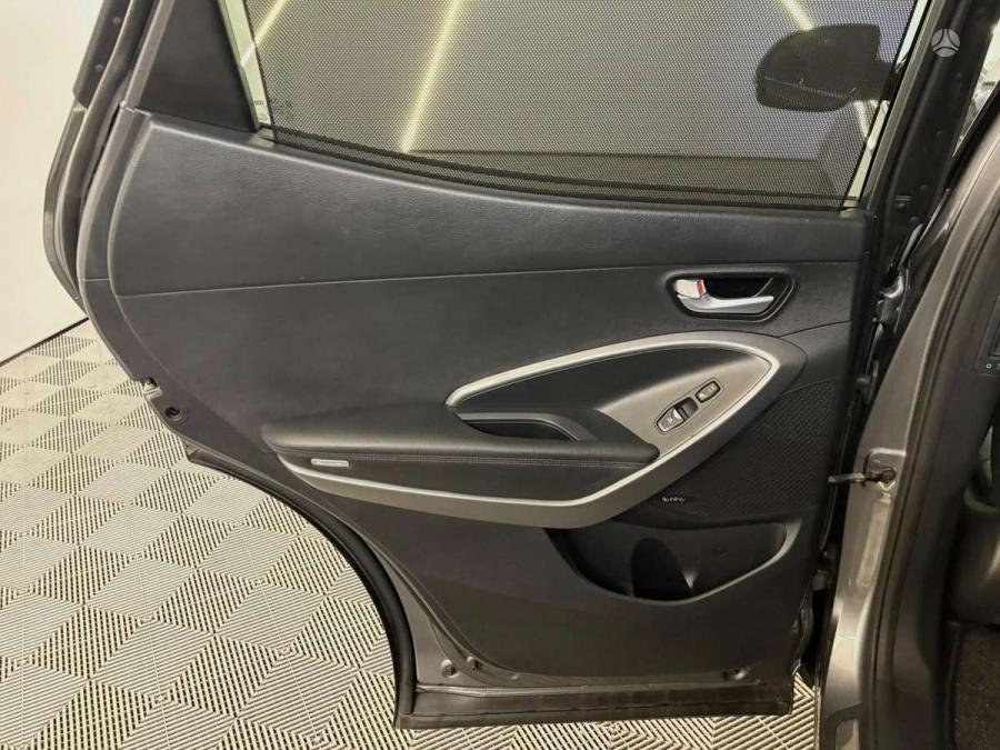 Pelēks Hyundai Santa Fe 2016 Marijampole, ar dzinēja tilpumu 2.20 L un nobraukumu 173 tūkst. km par 13999 €, foto 24 vietnē AUTOMOTO.COM.LV