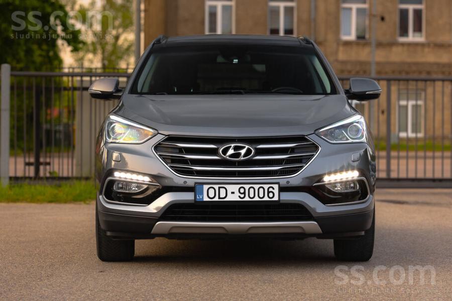 Grey Hyundai Santa Fe 2017 in Jelgava, with an engine capacity of 2.20 L and mileage of 0 thousand km for 16200 €, photo 2 on AUTOMOTO.COM.LV