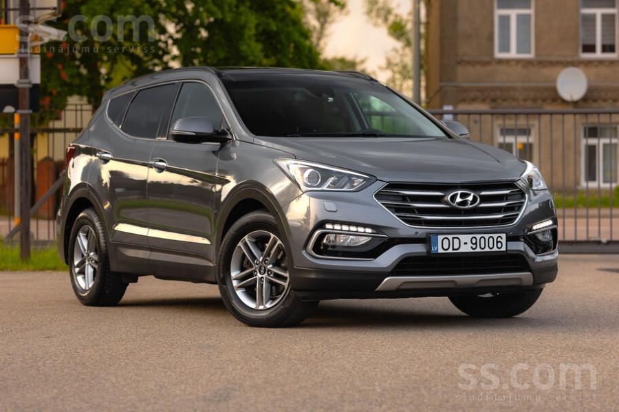 Grey Hyundai Santa Fe 2017 in Jelgava, with an engine capacity of 2.20 L and mileage of 0 thousand km for 16200 €, photo 3 on AUTOMOTO.COM.LV
