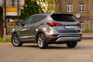 Grey Hyundai Santa Fe 2017 in Jelgava, with an engine capacity of 2.20 L and mileage of 0 thousand km for 16200 €, photo 4 on AUTOMOTO.COM.LV