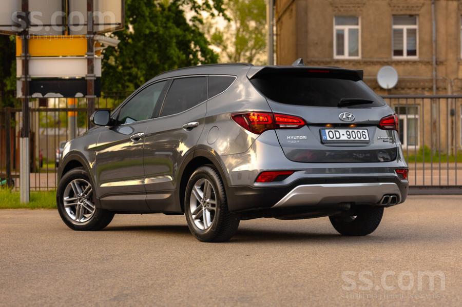Grey Hyundai Santa Fe 2017 in Jelgava, with an engine capacity of 2.20 L and mileage of 0 thousand km for 16200 €, photo 4 on AUTOMOTO.COM.LV