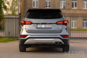 Grey Hyundai Santa Fe 2017 in Jelgava, with an engine capacity of 2.20 L and mileage of 0 thousand km for 16200 €, photo 5 on AUTOMOTO.COM.LV