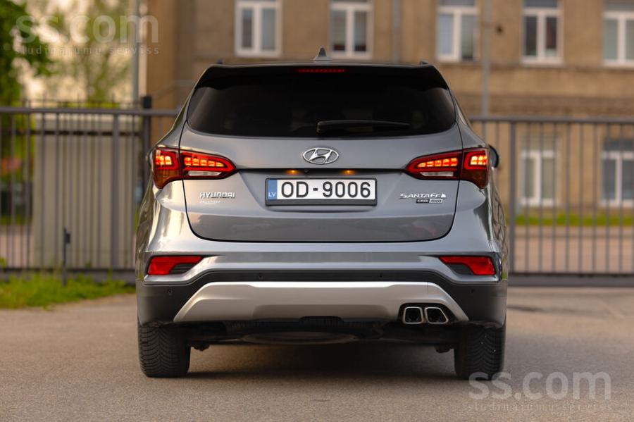 Grey Hyundai Santa Fe 2017 in Jelgava, with an engine capacity of 2.20 L and mileage of 0 thousand km for 16200 €, photo 5 on AUTOMOTO.COM.LV