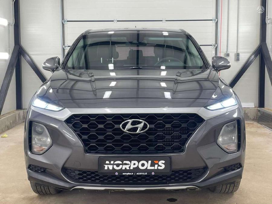 Grey Hyundai Santa Fe 2018 in Panevezys, with an engine capacity of 2.00 L and mileage of 109 thousand km for 20700 €, photo 1 on AUTOMOTO.COM.LV