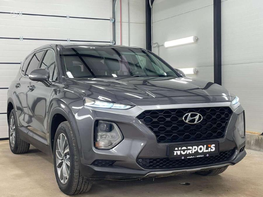 Grey Hyundai Santa Fe 2018 in Panevezys, with an engine capacity of 2.00 L and mileage of 109 thousand km for 20700 €, photo 3 on AUTOMOTO.COM.LV