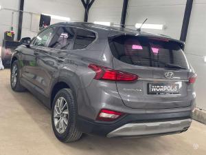 Grey Hyundai Santa Fe 2018 in Panevezys, with an engine capacity of 2.00 L and mileage of 109 thousand km for 20700 €, photo 8 on AUTOMOTO.COM.LV