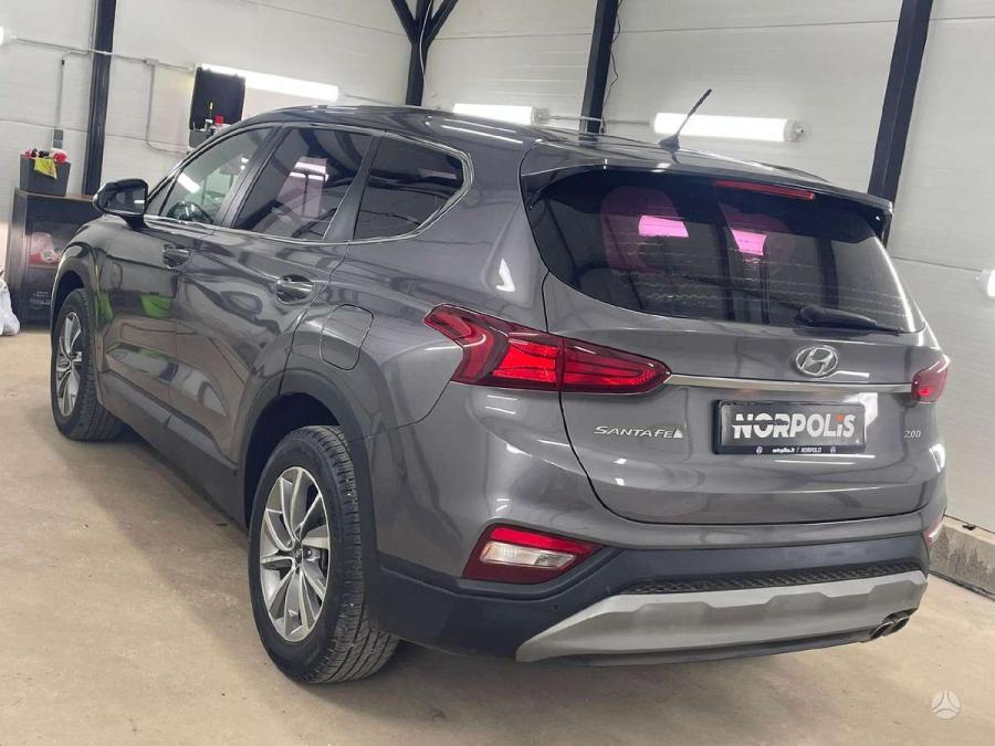 Grey Hyundai Santa Fe 2018 in Panevezys, with an engine capacity of 2.00 L and mileage of 109 thousand km for 20700 €, photo 8 on AUTOMOTO.COM.LV