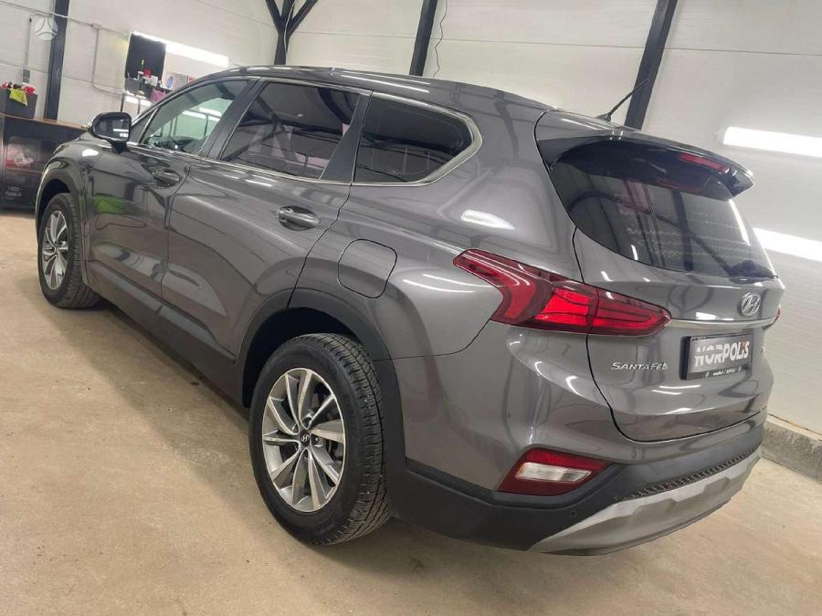 Grey Hyundai Santa Fe 2018 in Panevezys, with an engine capacity of 2.00 L and mileage of 109 thousand km for 20700 €, photo 10 on AUTOMOTO.COM.LV