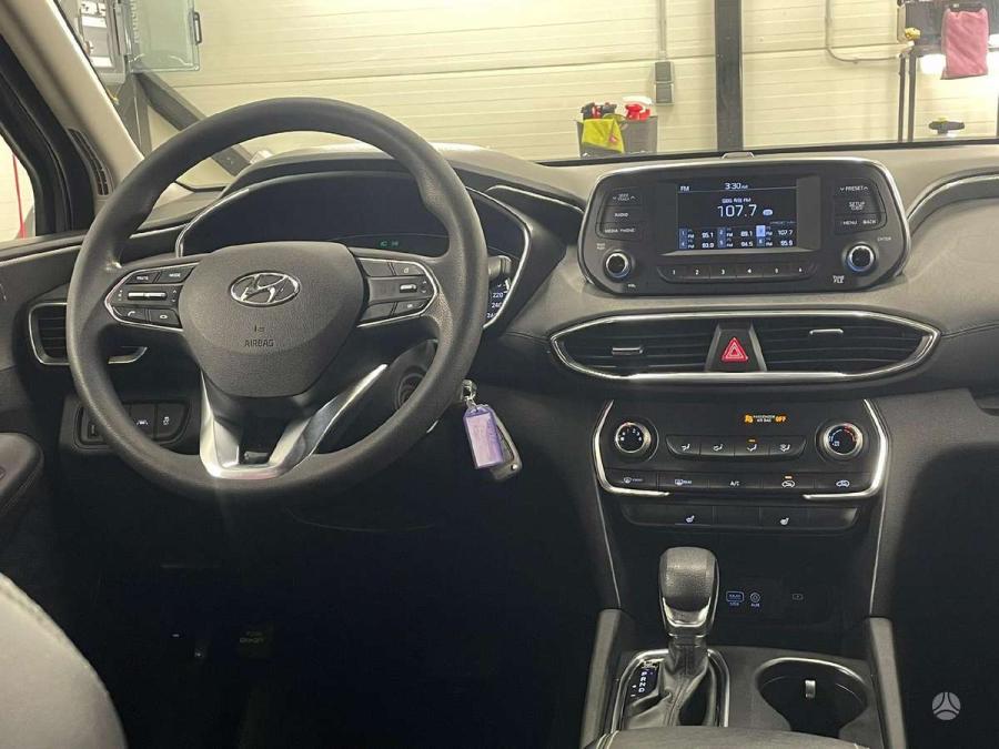 Grey Hyundai Santa Fe 2018 in Panevezys, with an engine capacity of 2.00 L and mileage of 109 thousand km for 20700 €, photo 15 on AUTOMOTO.COM.LV