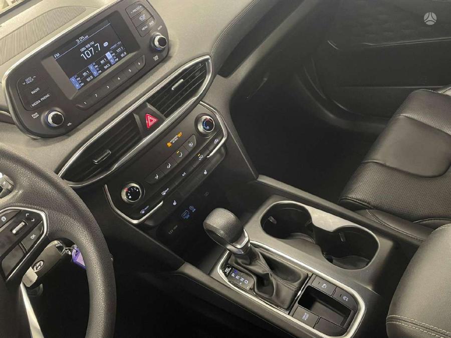 Grey Hyundai Santa Fe 2018 in Panevezys, with an engine capacity of 2.00 L and mileage of 109 thousand km for 20700 €, photo 23 on AUTOMOTO.COM.LV