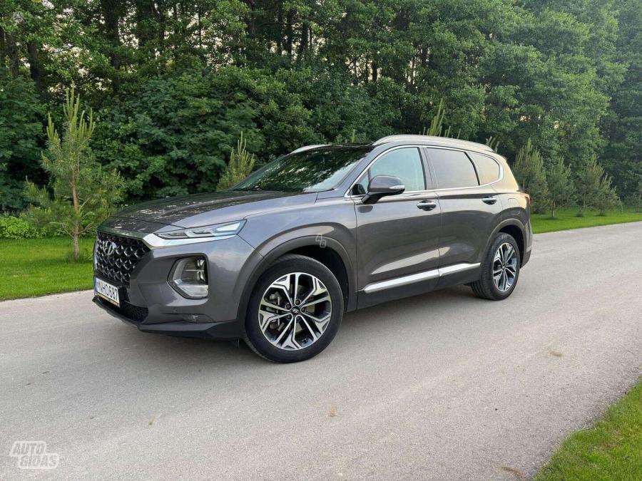 Grey Hyundai Santa Fe 2018 in Siauliai, with an engine capacity of 2.20 L and mileage of 133 thousand km for 21700 €, photo 1 on AUTOMOTO.COM.LV