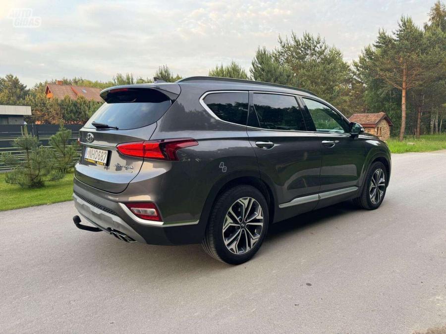 Grey Hyundai Santa Fe 2018 in Siauliai, with an engine capacity of 2.20 L and mileage of 133 thousand km for 21700 €, photo 7 on AUTOMOTO.COM.LV