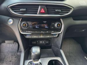 Grey Hyundai Santa Fe 2018 in Siauliai, with an engine capacity of 2.20 L and mileage of 133 thousand km for 21700 €, photo 20 on AUTOMOTO.COM.LV