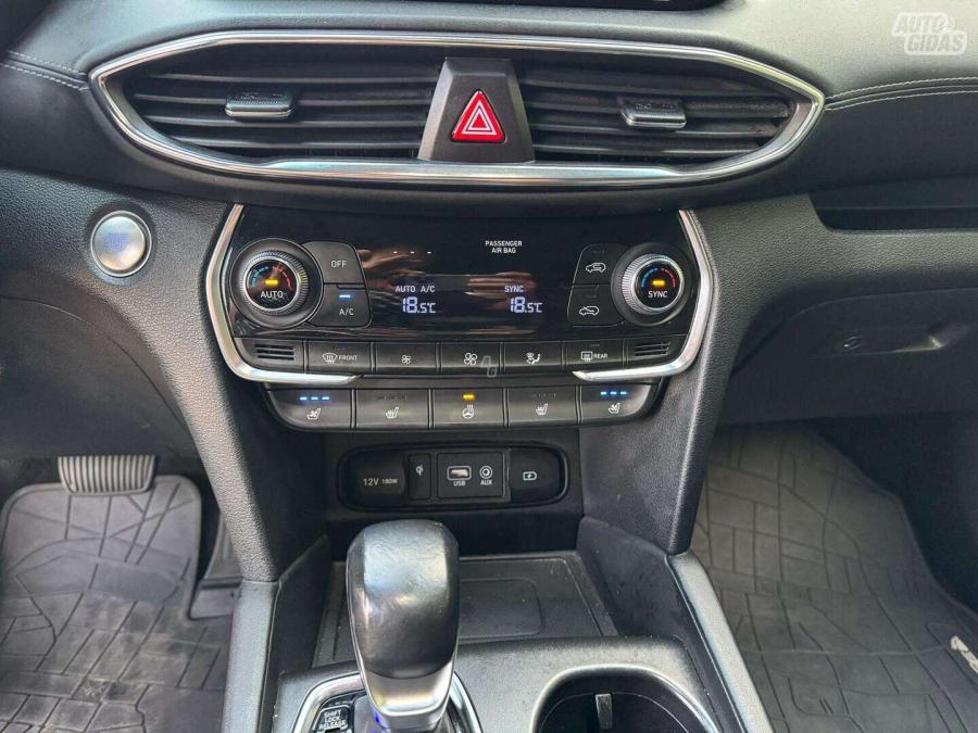 Grey Hyundai Santa Fe 2018 in Siauliai, with an engine capacity of 2.20 L and mileage of 133 thousand km for 21700 €, photo 20 on AUTOMOTO.COM.LV
