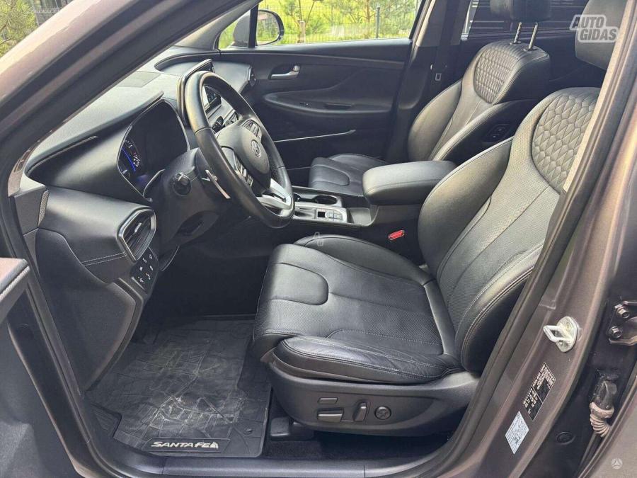 Grey Hyundai Santa Fe 2018 in Siauliai, with an engine capacity of 2.20 L and mileage of 133 thousand km for 21700 €, photo 24 on AUTOMOTO.COM.LV