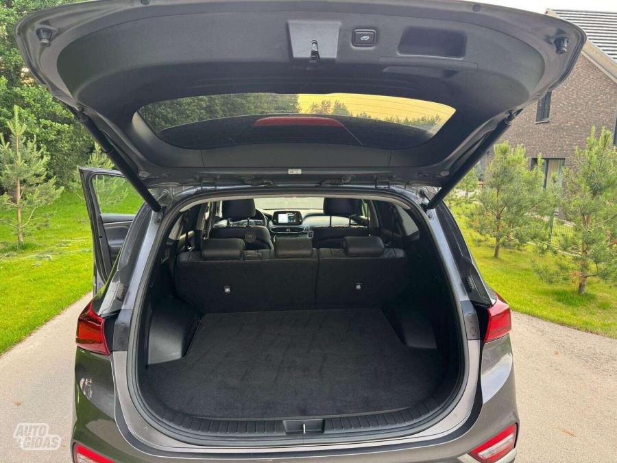 Grey Hyundai Santa Fe 2018 in Siauliai, with an engine capacity of 2.20 L and mileage of 133 thousand km for 21700 €, photo 28 on AUTOMOTO.COM.LV