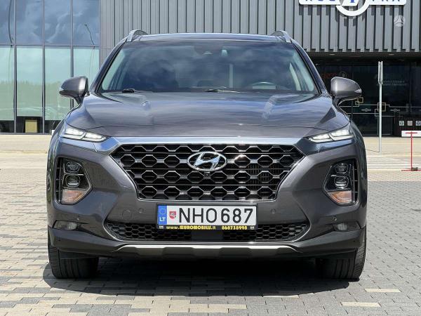 Grey Hyundai Santa Fe 2018 in Siauliai, with an engine capacity of 2.20 L and mileage of 134 thousand km for 20800 €, photo 3 on AUTOMOTO.COM.LV