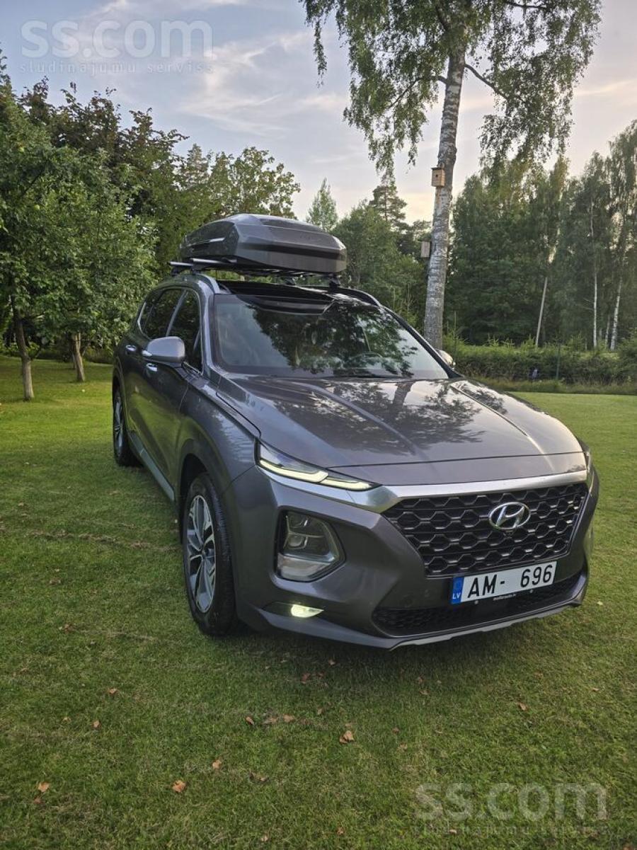 Grey Hyundai Santa Fe 2018 in Riga, with an engine capacity of 2.20 L and mileage of 187 thousand km for 23750 €, photo 3 on AUTOMOTO.COM.LV