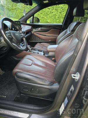 Grey Hyundai Santa Fe 2018 in Riga, with an engine capacity of 2.20 L and mileage of 187 thousand km for 23750 €, photo 5 on AUTOMOTO.COM.LV